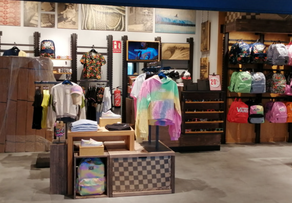 Vans arrives at Siam Mall - Centro Comercial Siam Mall